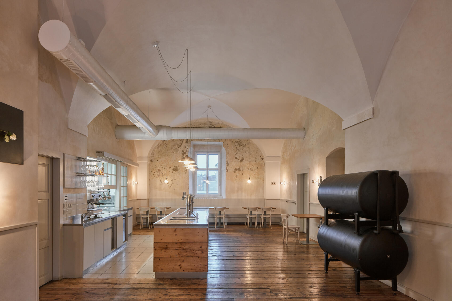 Baroque Restaurant | Three Roses | Linka News
